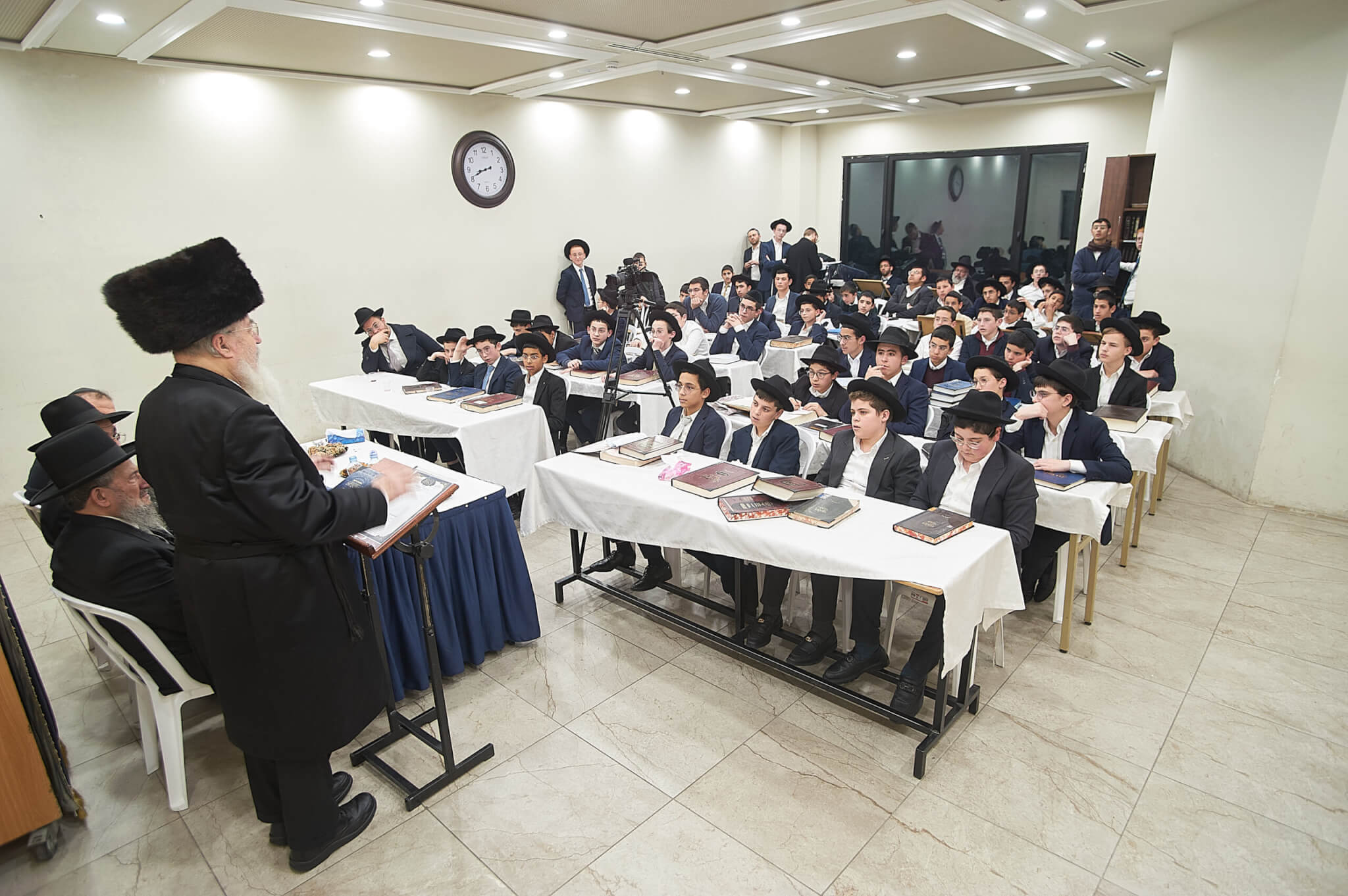 אגן האיילות לבשה עוז בחיזוק שקדני ועמלי התורה כותל המזרח