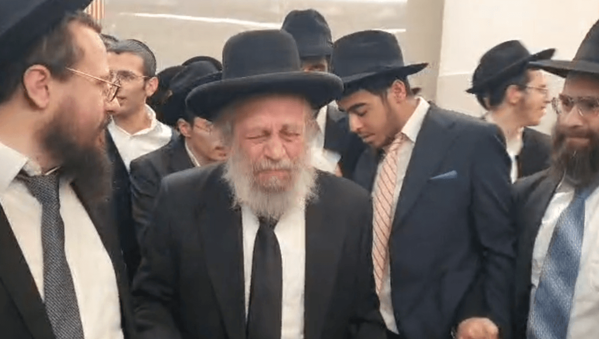 צפו: ראש הישיבה פרץ בבכי באמצע הריקודים הסוערים, במעמד קבלת הפנים לאסיר ...