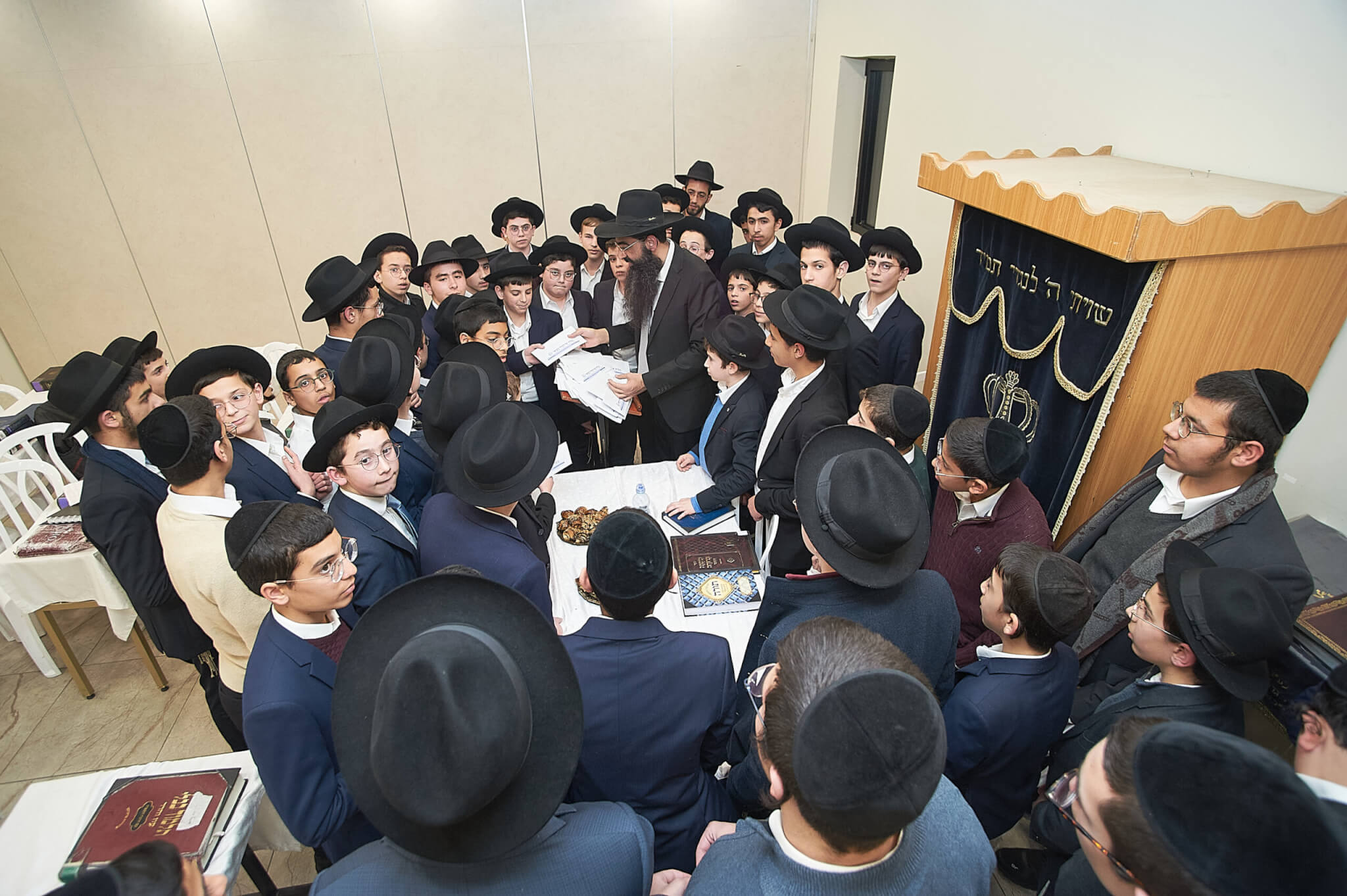 אגן האיילות לבשה עוז בחיזוק שקדני ועמלי התורה כותל המזרח