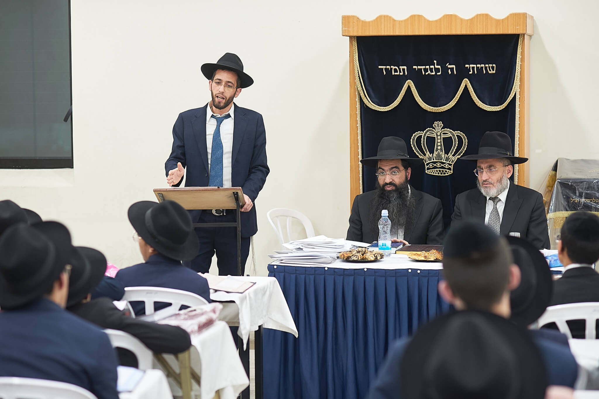 אגן האיילות לבשה עוז בחיזוק שקדני ועמלי התורה כותל המזרח