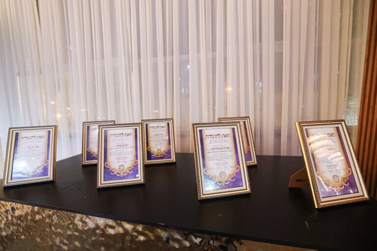 חלוקת תעודות הסמכה ל־80 אברכים ברשת כוללי "שירה לציון" | גלריה כותל המזרח