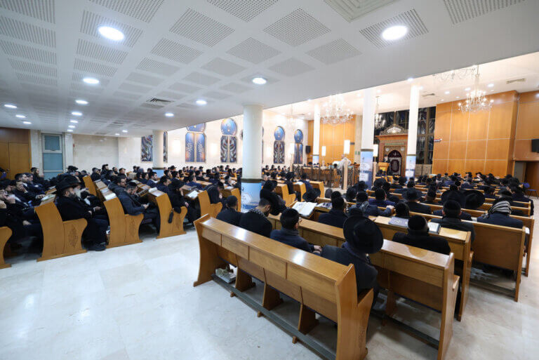 אשדוד: מעמד סיום הש"ס שנלמד על ידי האברכים לע"נ הרבנית כותל המזרח