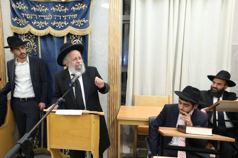 מעמד קבלת פנים לאסיר עולם התורה בישיבת 'ארחות דעת' אחר שהשתחרר מוקדם מן ...