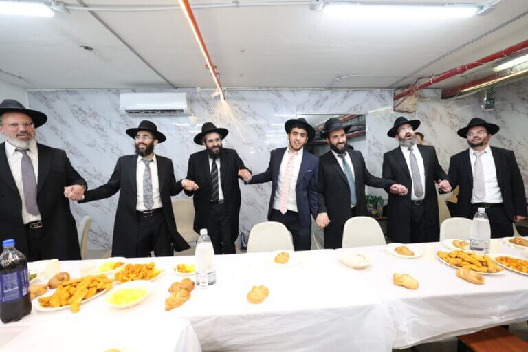 מעמד קבלת פנים לאסיר עולם התורה בישיבת 'ארחות דעת' אחר שהשתחרר מוקדם מן ...